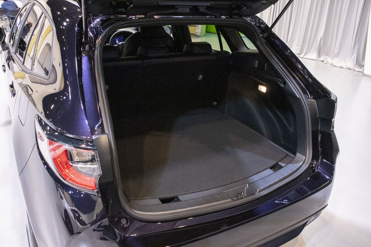 TOYOTA_COLORRA_TOURING_PURPLE_37 画像｜TNGA化により3ナンバーサイズになった新型カローラ。居住性・積載性を ...