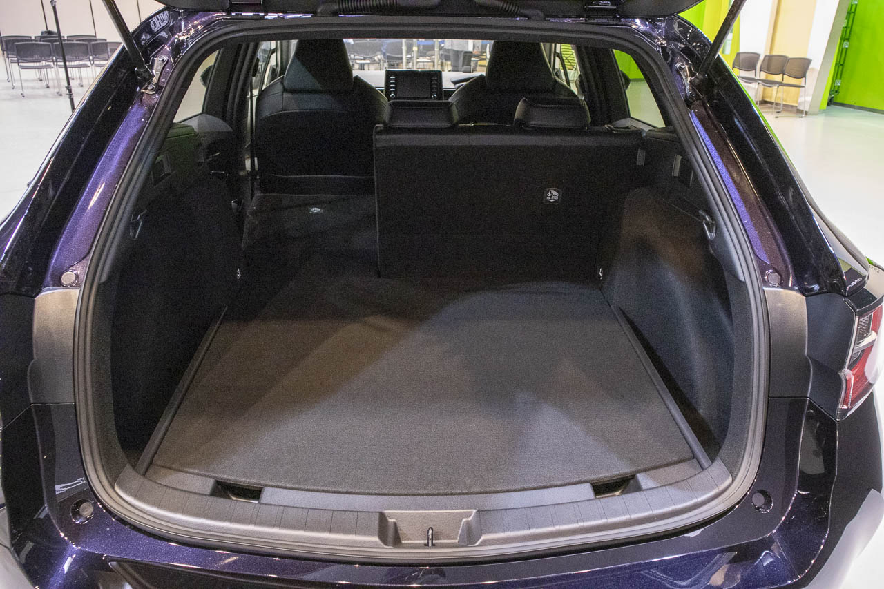 TOYOTA_COLORRA_2019917_3 画像｜TNGA化により3ナンバーサイズになった新型カローラ。居住性・積載性をチェック【新型 ...