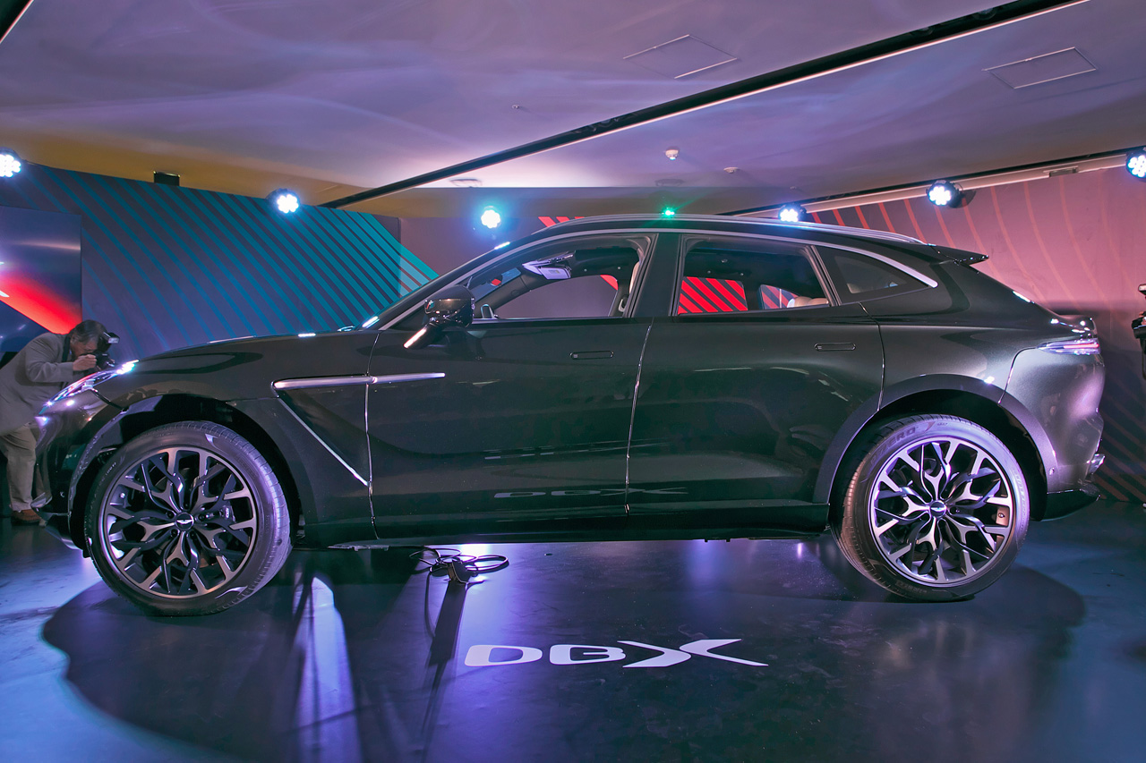 dbx_newcar_003 画像｜106年の歴史を誇るアストンマーティン初のSUVモデル・DBXが2299万5000円で発売【新車 ...