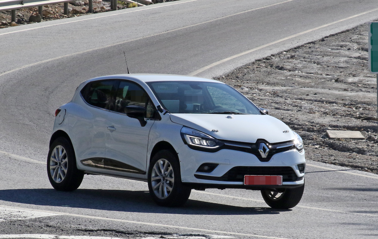 Renault B-SUV mule 3 画像｜ルノー、Bセグメントの新型クロスオーバーSUVを開発中。プロトタイプをキャッチ ...