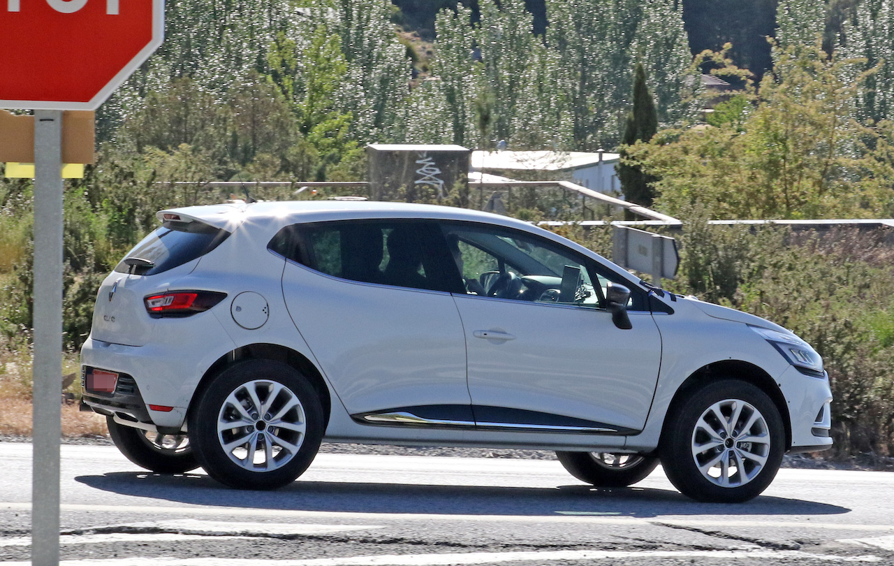 Renault B-SUV mule 7 画像｜ルノー、Bセグメントの新型クロスオーバーSUVを開発中。プロトタイプをキャッチ ...