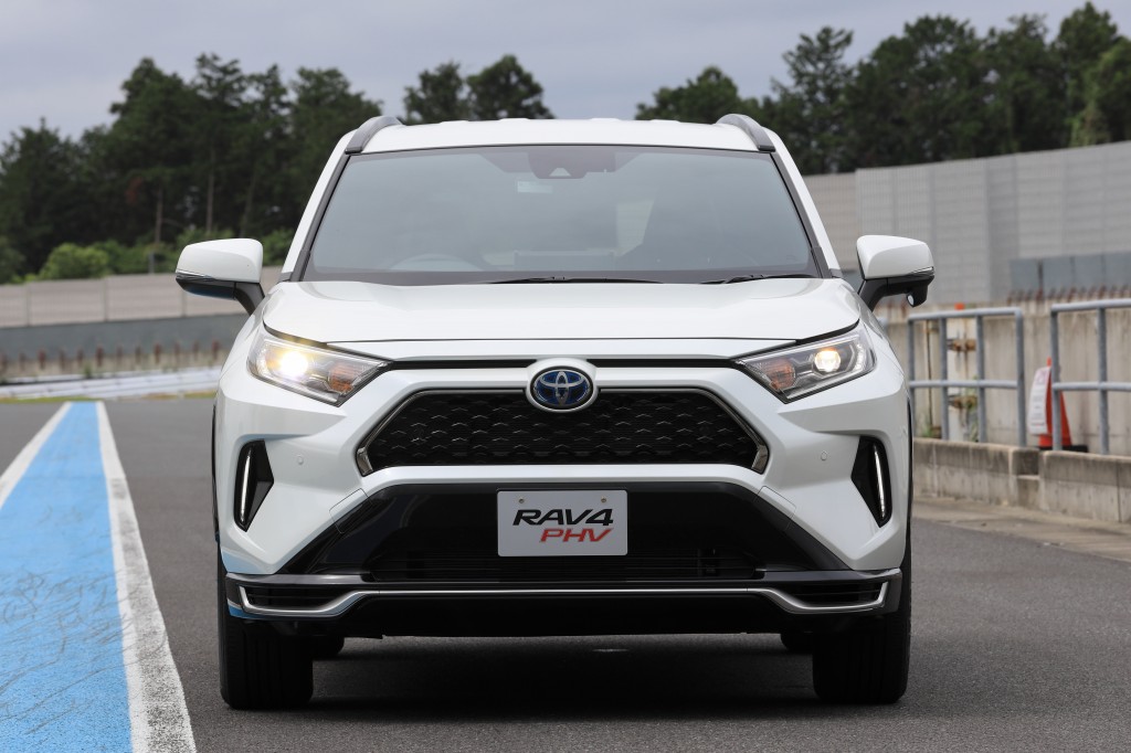 clicccar RAV4 PHV_FP2A2629 画像｜ついに発売される「RAV4 PHV」。プラットフォームが普通のRAV4と違う理由があった | clicccar.com