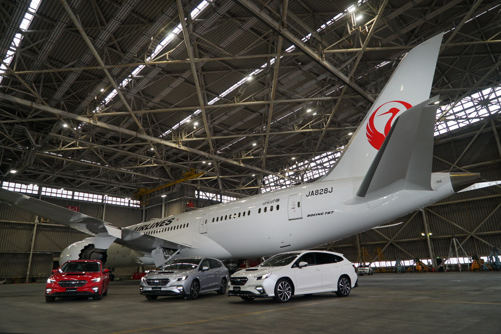 SUBARU新型レヴォーグとボーイング787 画像｜JAL格納庫からスバル新型レヴォーグが発進！航空会社と自動車メーカーの目指す共通点とは ...
