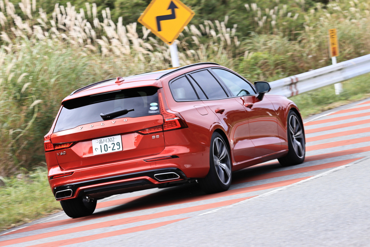 Volvo_V60_B5_R-DESIGN_20201022_5 画像｜48Vマイルドハイブリッドのボルボ「V60 B5 R-DESIGN」で感じたスポーティワゴンの気持ちのいい走り ...