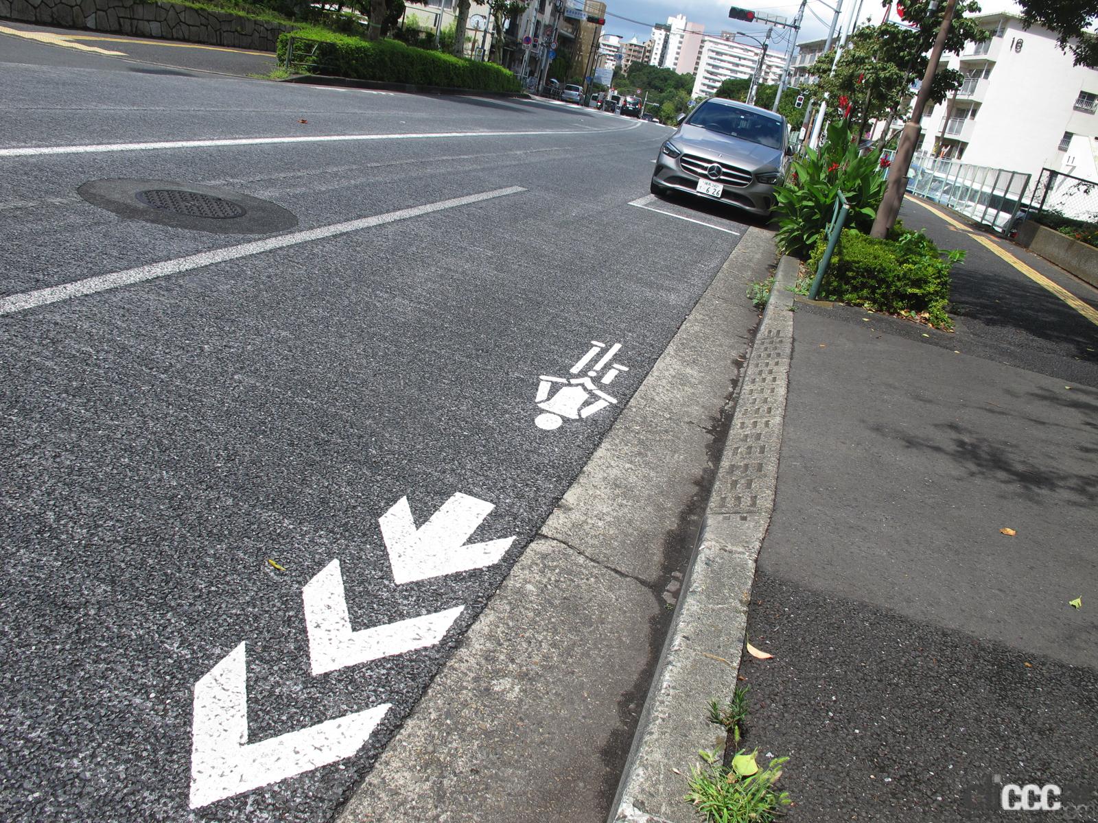 howtorun_naviline_38 画像｜自転車ナビマーク、自転車ナビライン走行中、停車しているクルマをどう避ける？実際に走ってみた ...