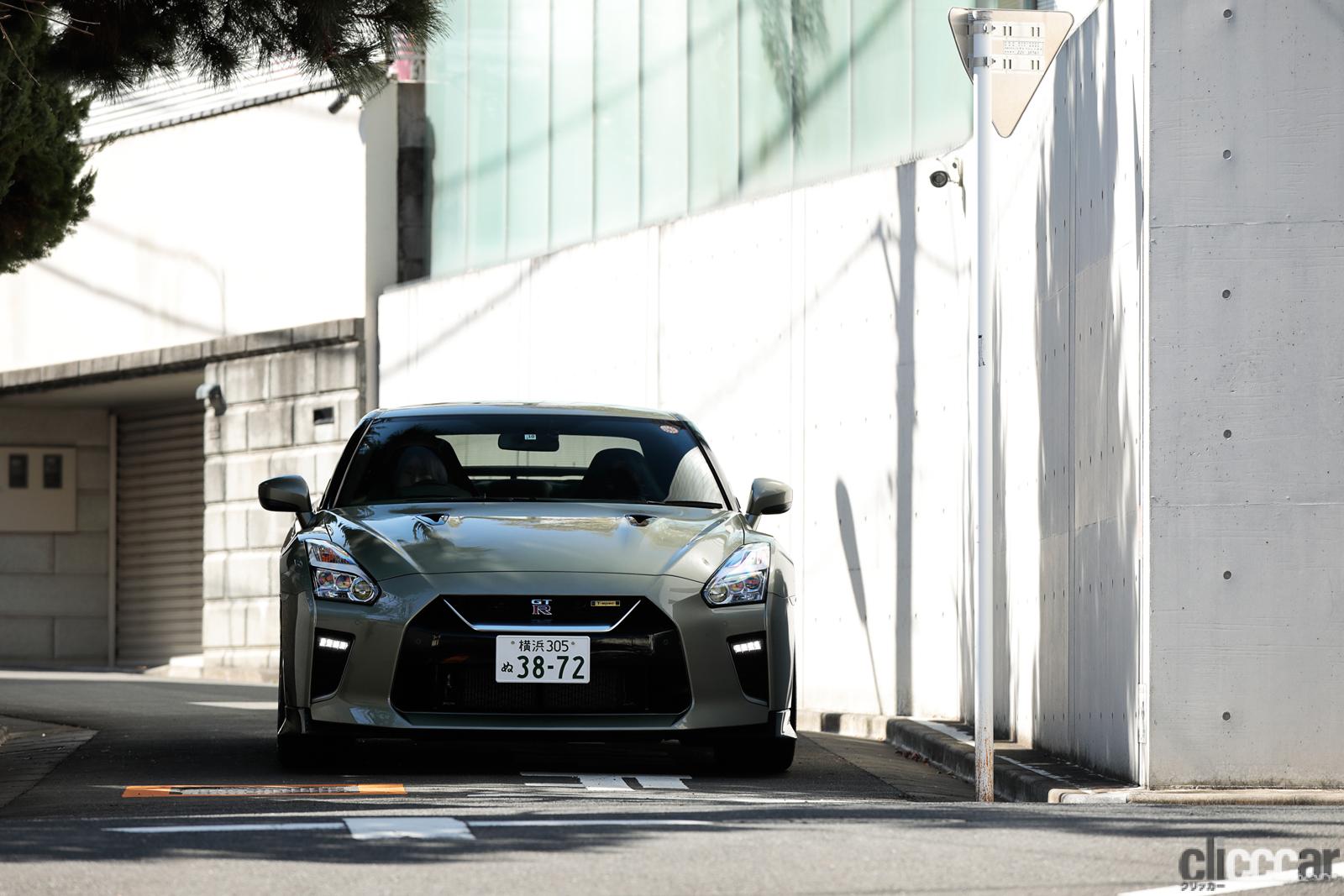 RIHO_GTR_21 画像｜「お尻がかわいい」RIHO×日産GT-R【注目モデルでドライブデート!? Vol.114】 | clicccar.com