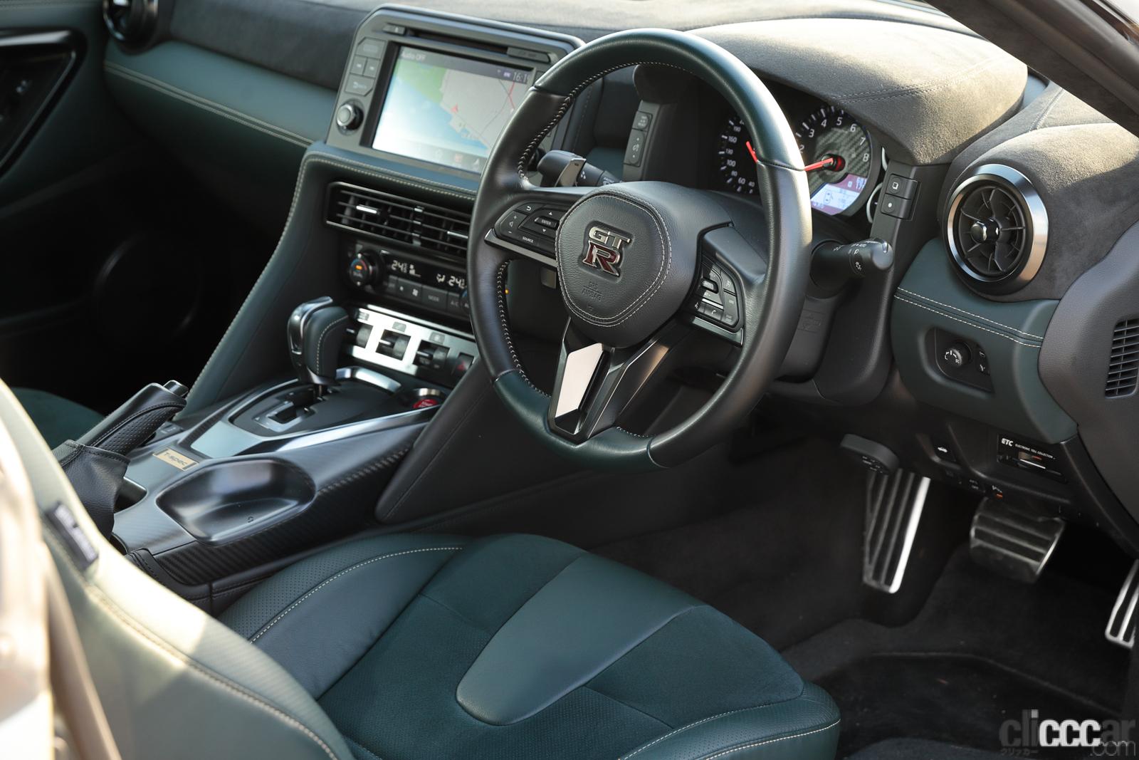 RIHO_GTR_40 画像｜「官能の塊」RIHO×日産GT-R【注目モデルでドライブデート!? Vol.115】 | clicccar.com