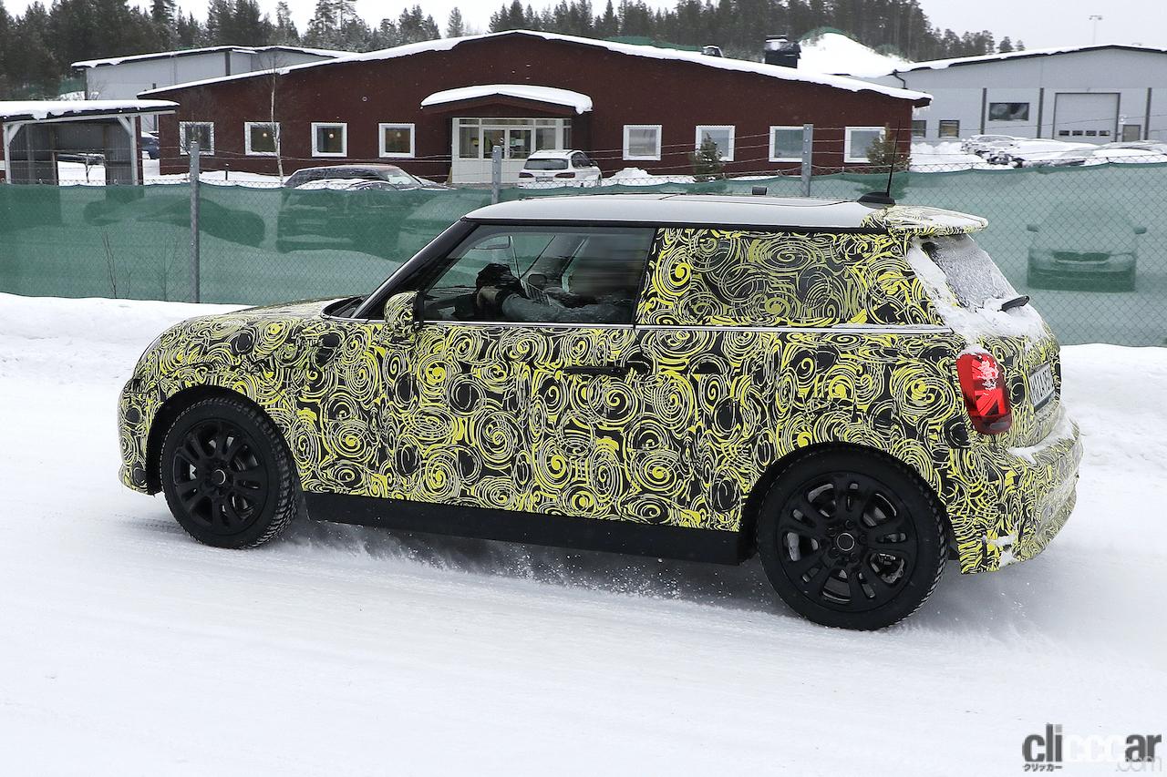 Spy shot of secretly tested future car 画像｜MINIハッチバックが世代交代へ。プラットフォーム刷新で ...