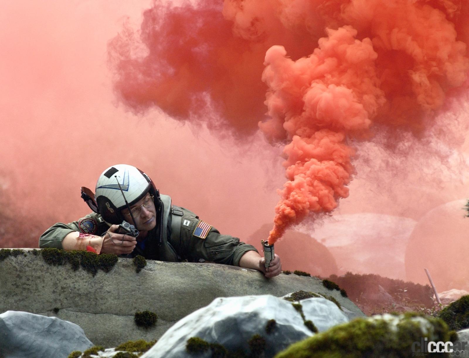 US_Navy_030923-N-6436W-004_simul 画像｜これは発煙筒ではありません。正しい名前、使い方はわかりますか ...