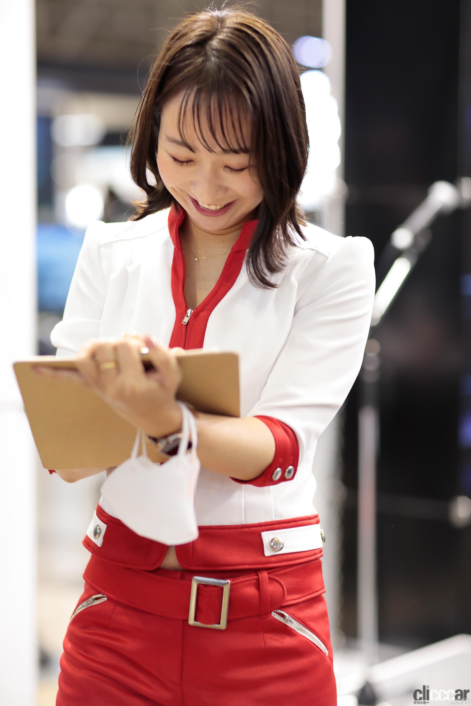 tokyo_autosalon_103 画像｜ベビーフェイスのダンサー美女「神崎さとみ」さん@JAFブース【東京オートサロン2023美女めぐり】 | clicccar.com