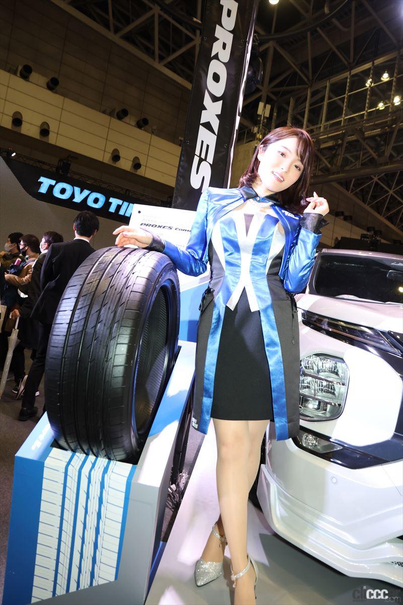 tas2023_toyotires_lady_010 画像｜TOYO TIRESブースの久保まいさん、白石美音さん、逢坂真希さんは、清楚な中にスポーティさも【東京オートサロン2023 ...