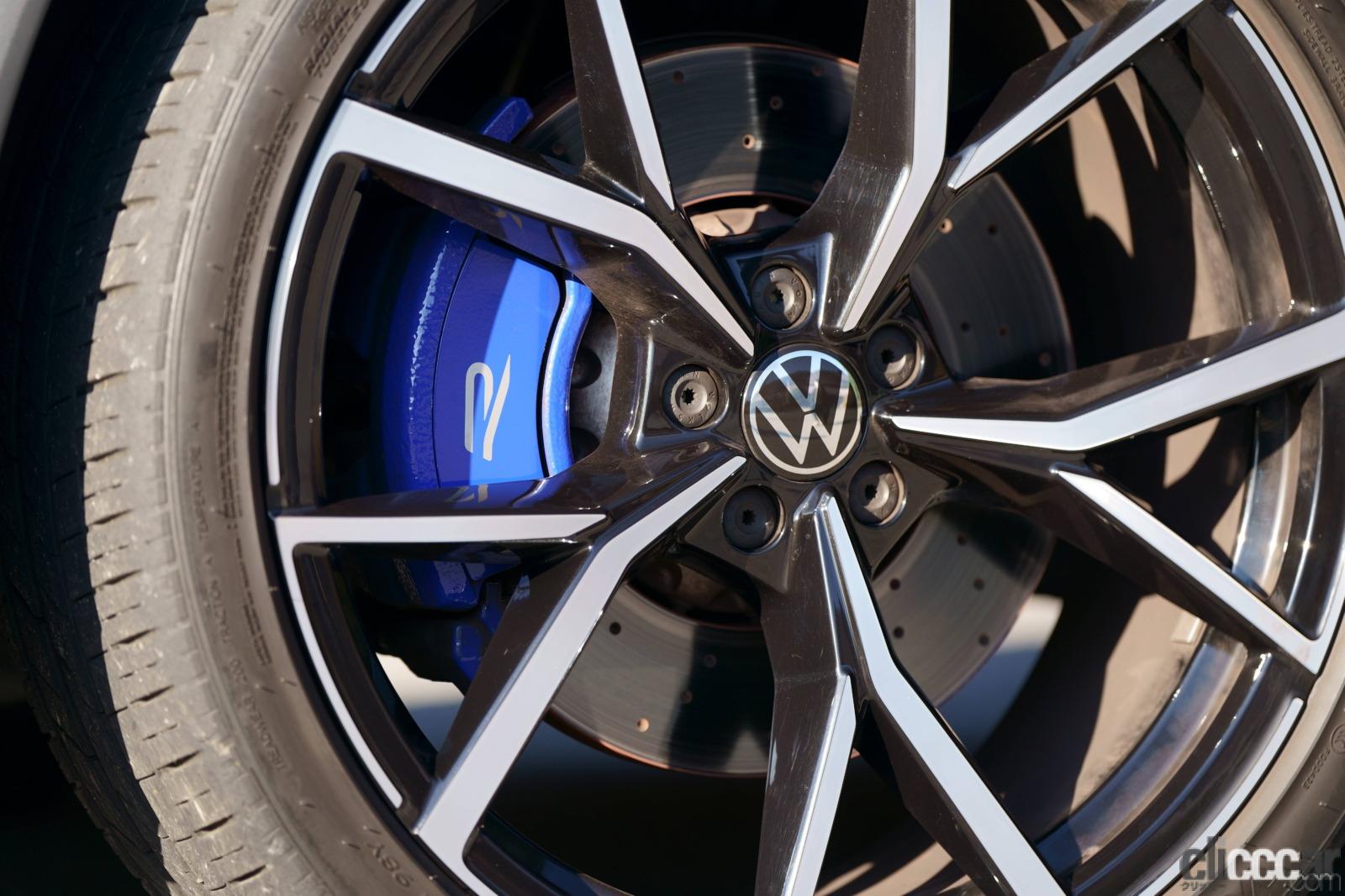 Tiguan_R-20221216-142813 画像｜ライバル不在のフォルクスワーゲン「ティグアンR」。733万7000円という価格でもコスパがいいワケとは？ | clicccar.com