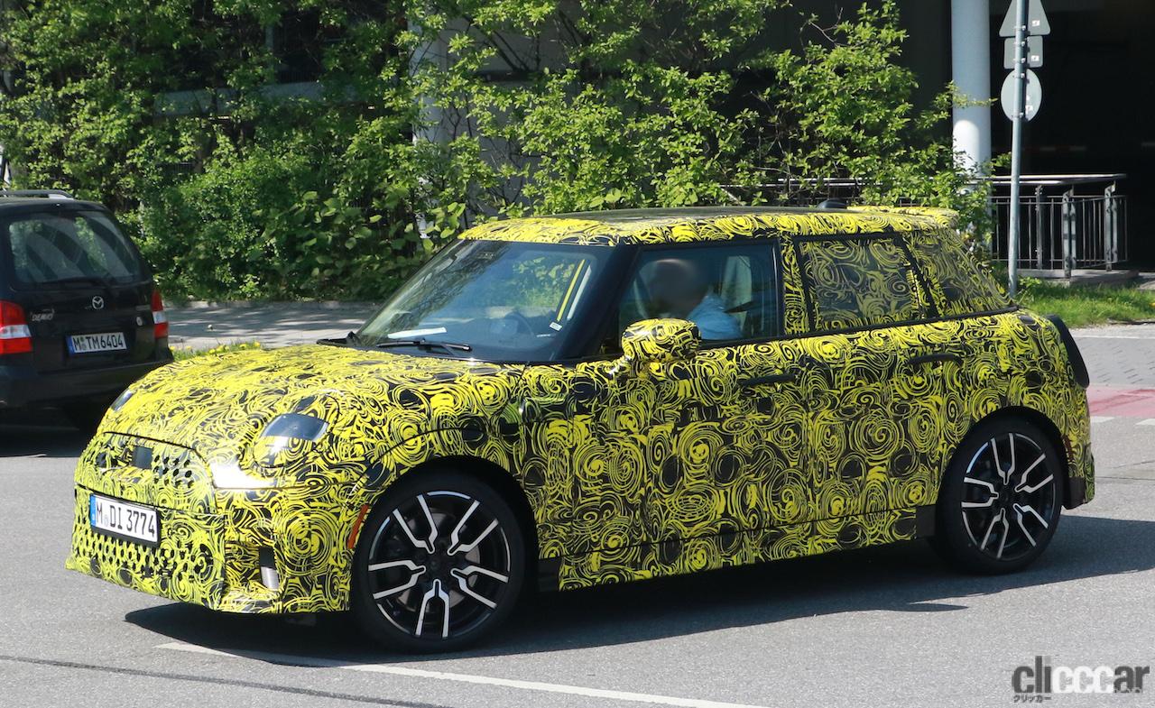 MINI「クーパー5ドア」プロトタイプが初出現！ JCWばりのスプリットリアウィングで3ドアと差別化 | clicccar.com