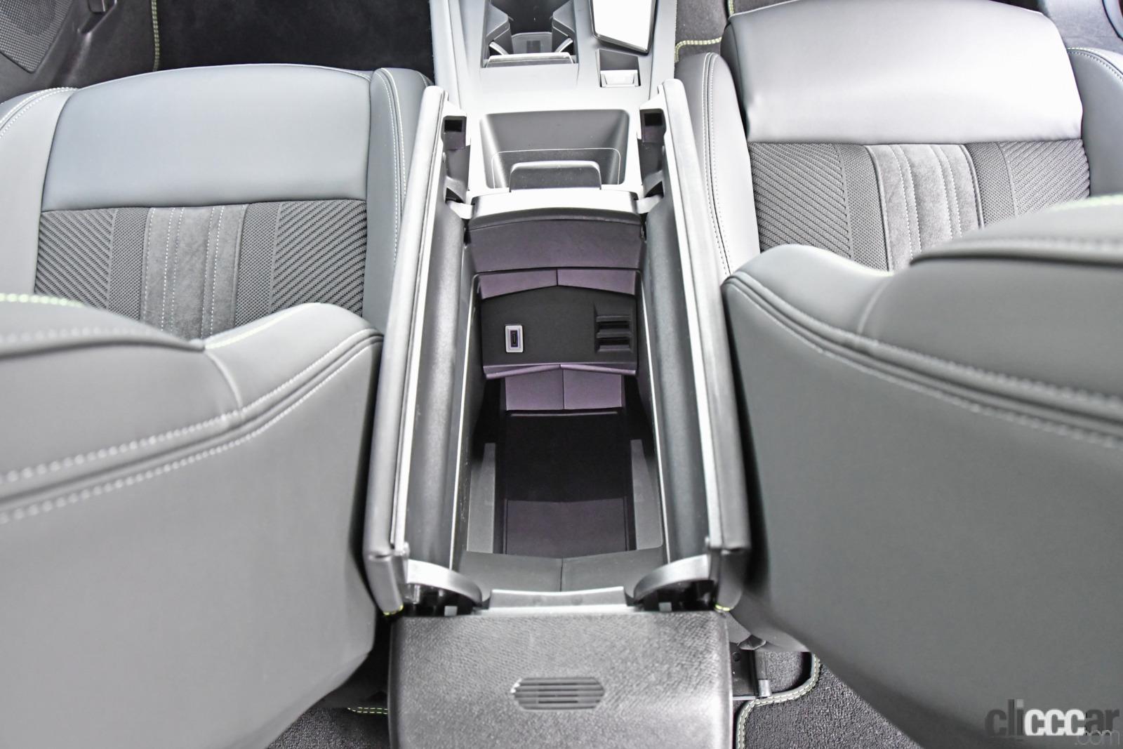 408GT_1.2T_028 画像｜新世代プジョー「408」はスタイリングや乗り味も刷新され快適に。ピュアエンジンやPHEVとラインアップも充実【プジョー408とは？】 | clicccar.com