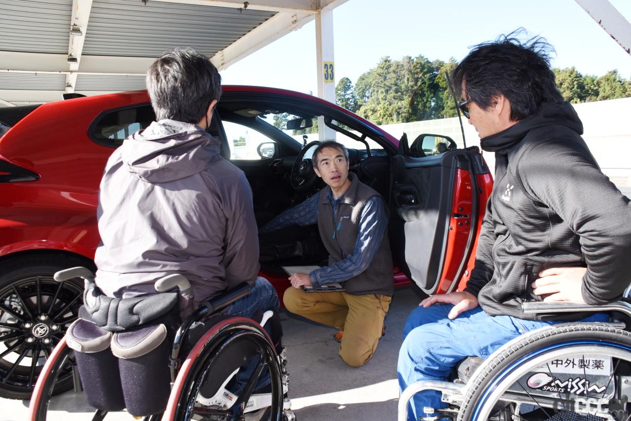 kineticseat003 画像｜障がいがあっても運転姿勢が保てる「キネティックシート」をトヨタが開発。車いすドライバー・青木拓磨さんも体験 | clicccar.com