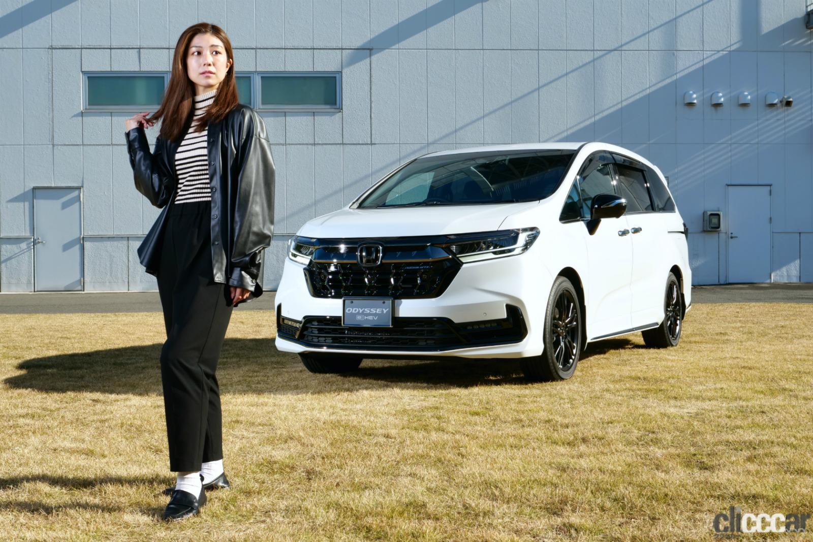 clicccar _HONDA ACCESS_P1408955a 画像｜ナビと後席モニターの大きさに藤木由貴が驚いた！ ホンダ「オデッセイ」用 ...