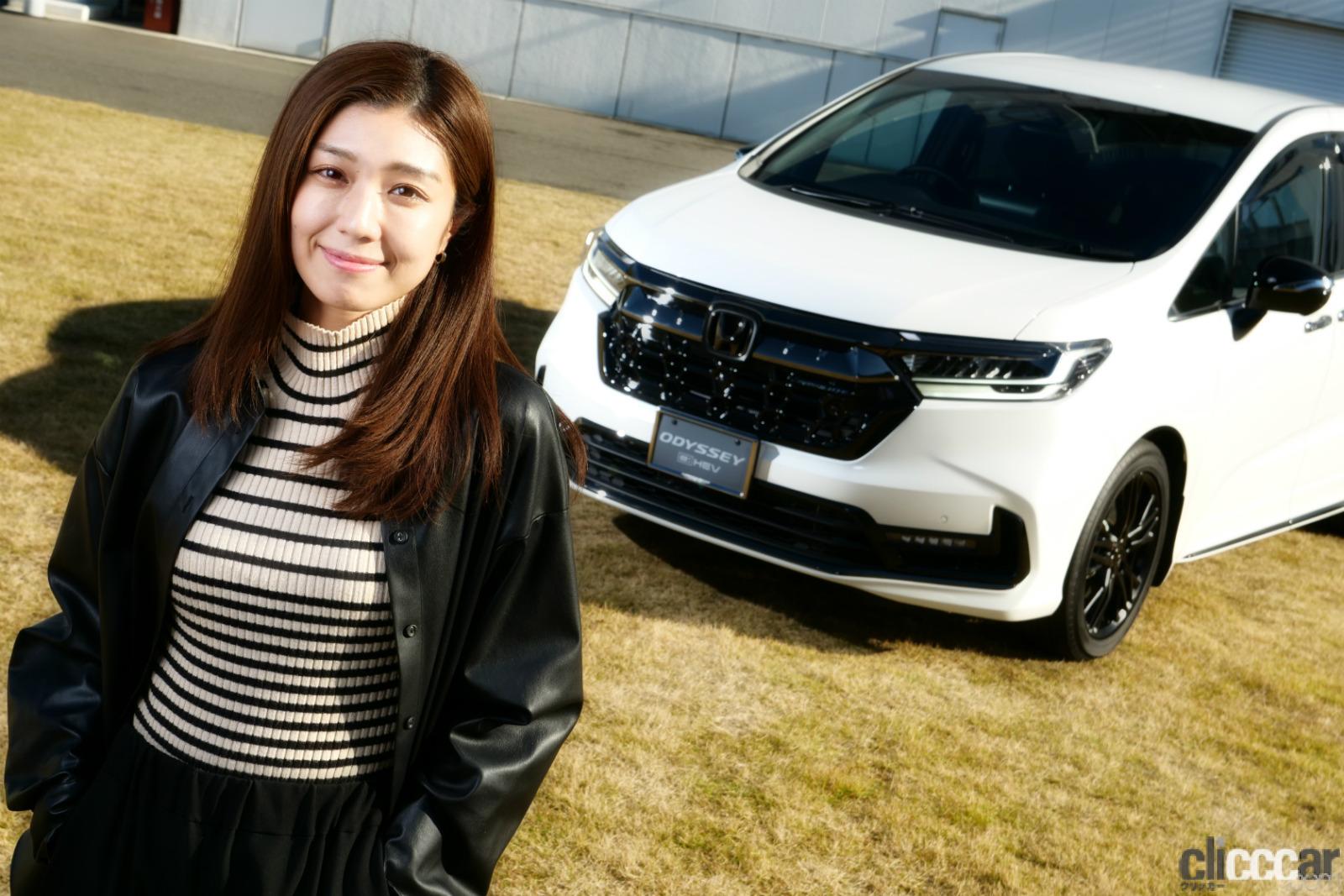 clicccar _HONDA ACCESS_P1408990a 画像｜ナビと後席モニターの大きさに藤木由貴が驚いた！ ホンダ「オデッセイ」用 ...