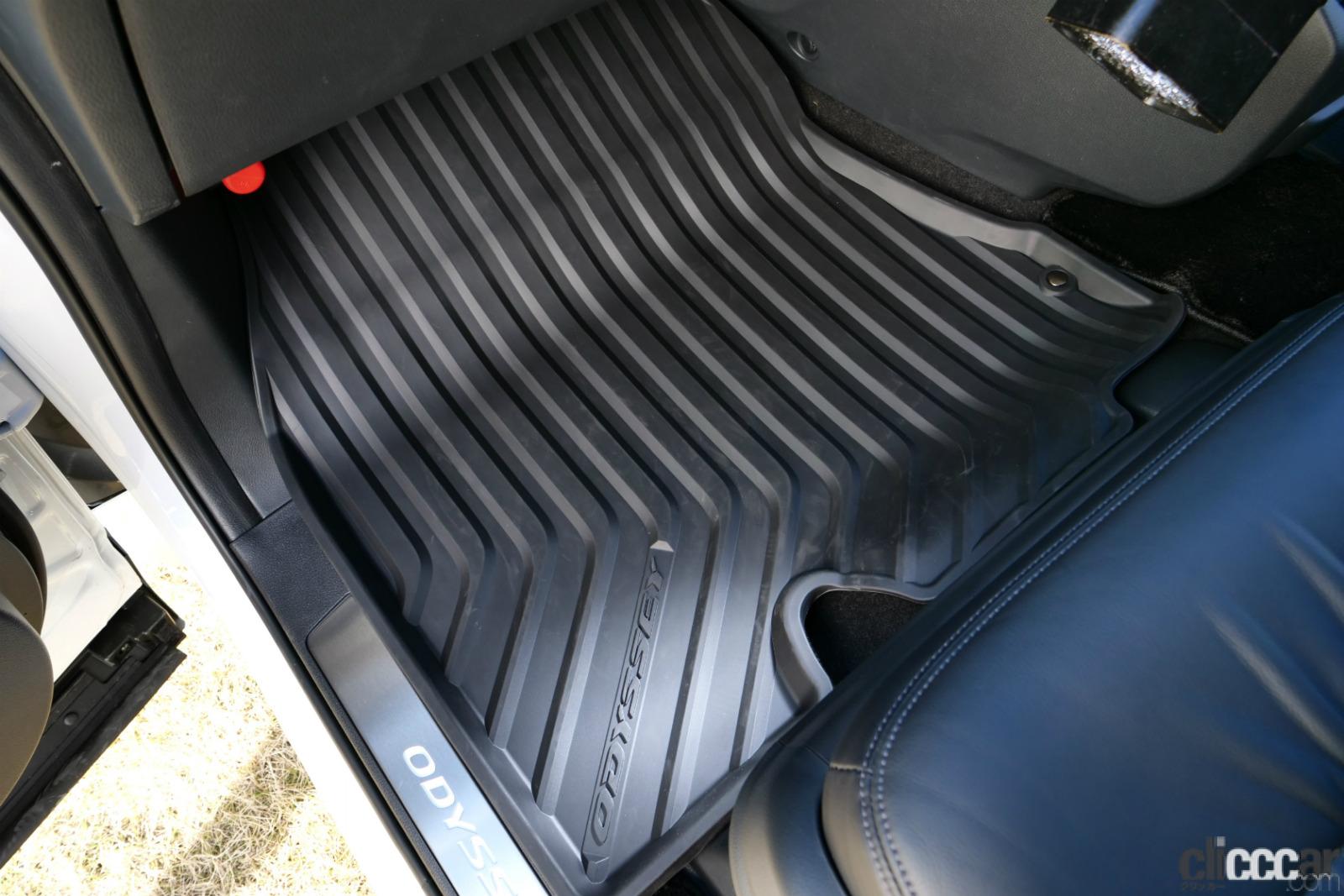 clicccar _HONDA ACCESS_P1419240a 画像｜ナビと後席モニターの大きさに藤木由貴が驚いた！ ホンダ「オデッセイ」用 ...
