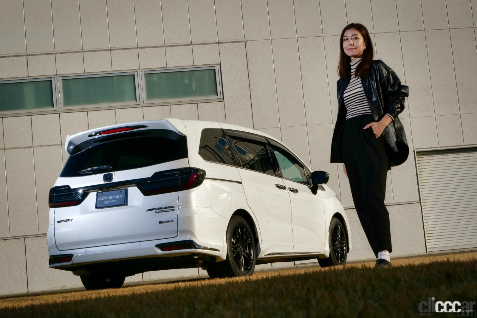 clicccar _HONDA ACCESS_P1419305a 画像｜ナビと後席モニターの大きさに藤木由貴が驚いた！ ホンダ「オデッセイ」用 ...