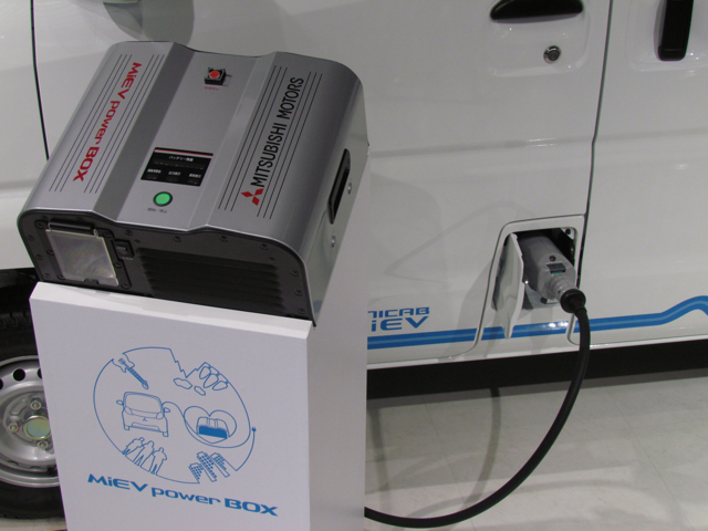 三菱自動車MiEV power BOX 07 画像｜震災から1年 超期待のディーラーオプション1500W電源供給装置「三菱自動車 MiEV power BOX」登場 | clicccar.com