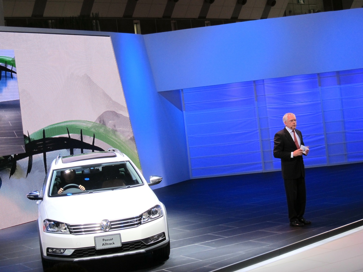 VW4 画像｜フォルクスワーゲンが、ゆりかもめ「国際展示場正門」駅をジャック!?【東京モーターショー】 | clicccar.com