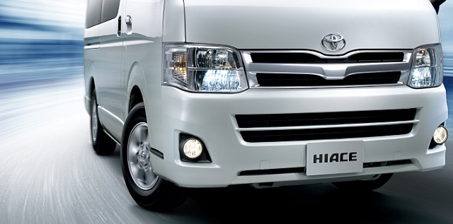 200系 HIACE 画像｜NV350キャラバン VS ハイエース 超速WEB上対決！【エクステリア編】 | clicccar.com