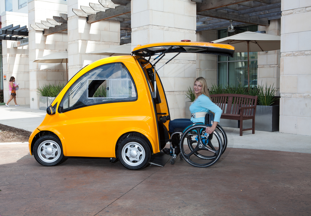 車椅子に座ったまま乗り込めて運転できるシティコミュータEV ｜ Helicopter | clicccar.com(クリッカー)