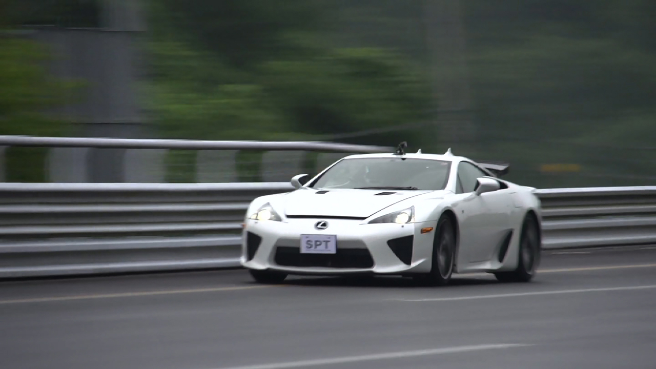 国内最高速対決が実現! レクサスLFAとGT-R NISMO速いのはどっち!? | clicccar.com(クリッカー)