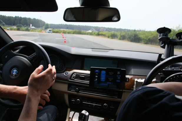 ハンドルが左右両方にある車に試乗 後輪操舵の有用性を体験するための仕様 - ライブドアニュース