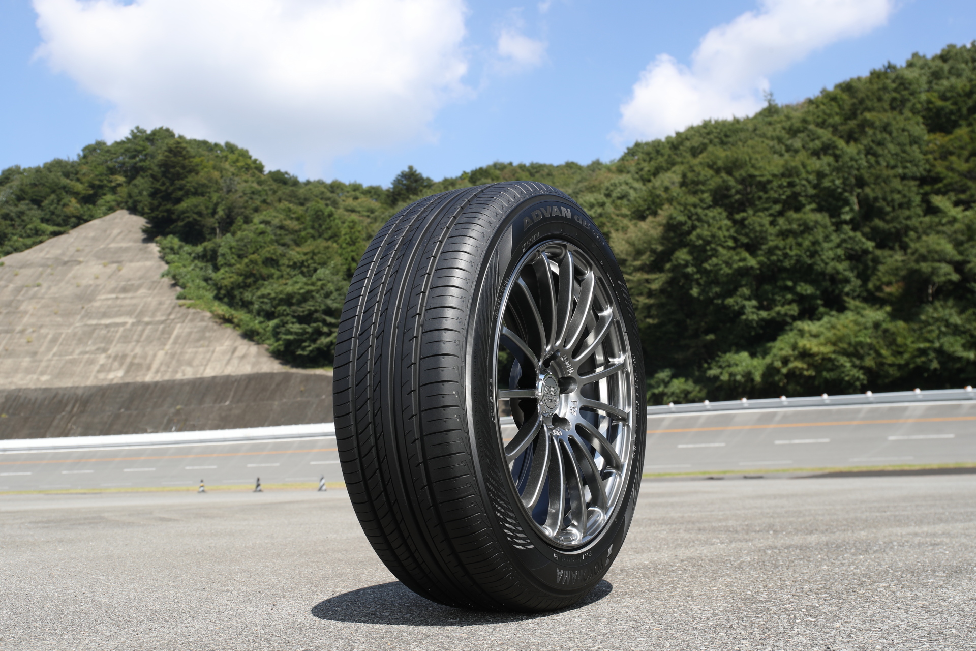 【タイヤ試乗 ヨコハマADVAN dB V552】静粛性はトップランク！ 乗り心地まろやかでダンピングも良く、低騒音タイヤとは思えない強い ...