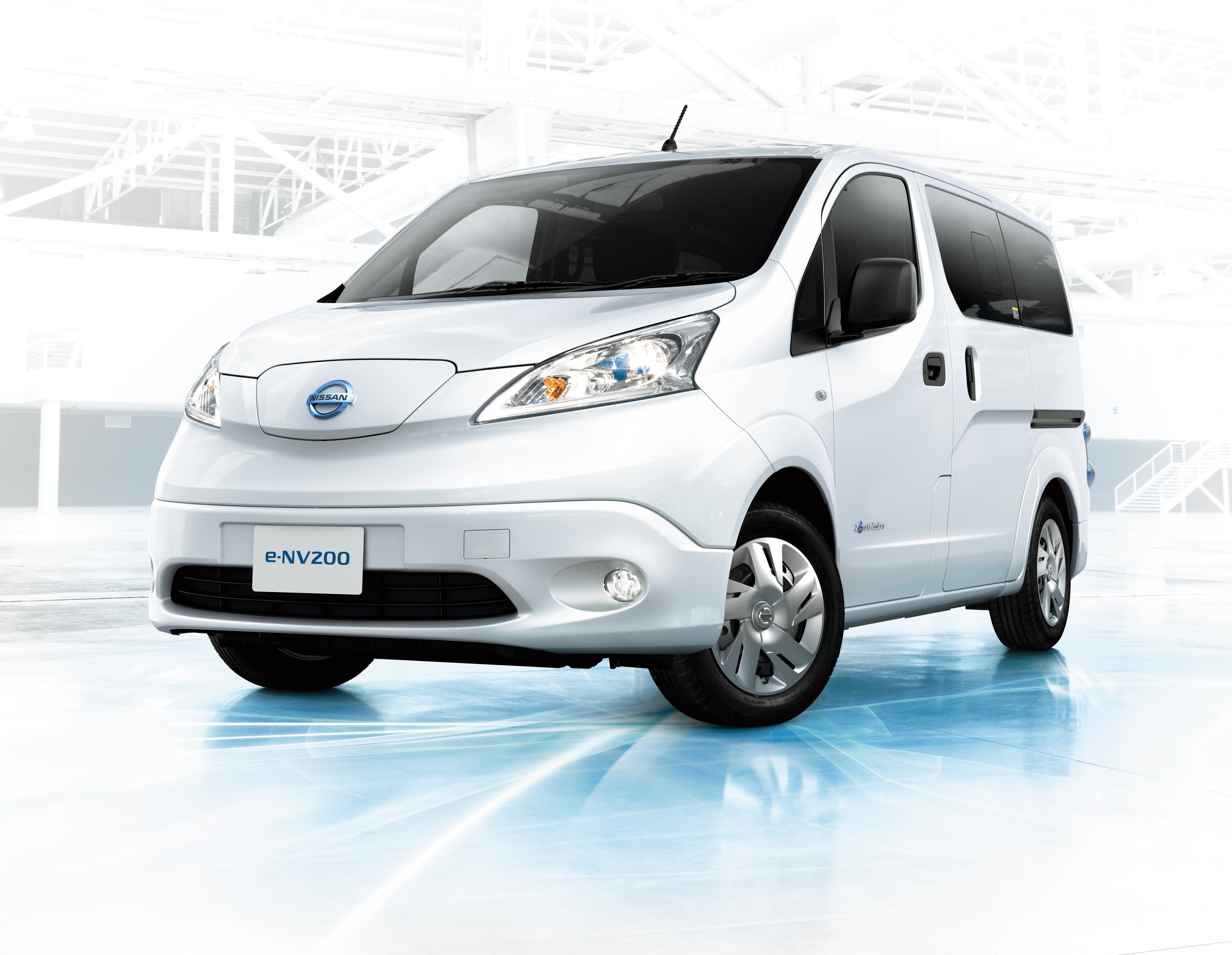 【新車】日産のEVバン「e-NV200」はバッテリーを大きくして航続距離300kmを実現 | clicccar.com(クリッカー)