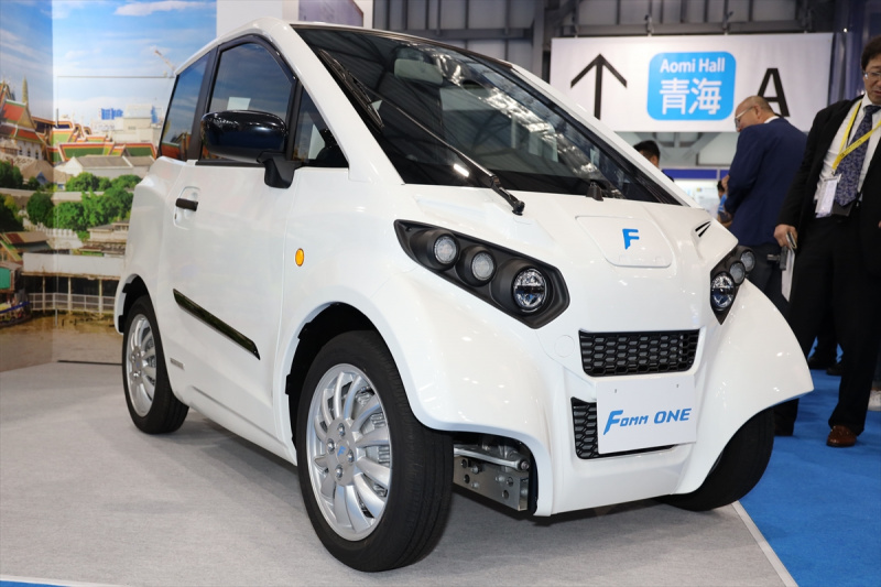いよいよ日本でも発売か？ ウワサの「水に浮く超小型電気自動車」FOMM ONE【東京モーターショー2019】 | clicccar.com