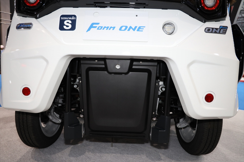 いよいよ日本でも発売か？ ウワサの「水に浮く超小型電気自動車」FOMM ONE【東京モーターショー2019】 | clicccar.com