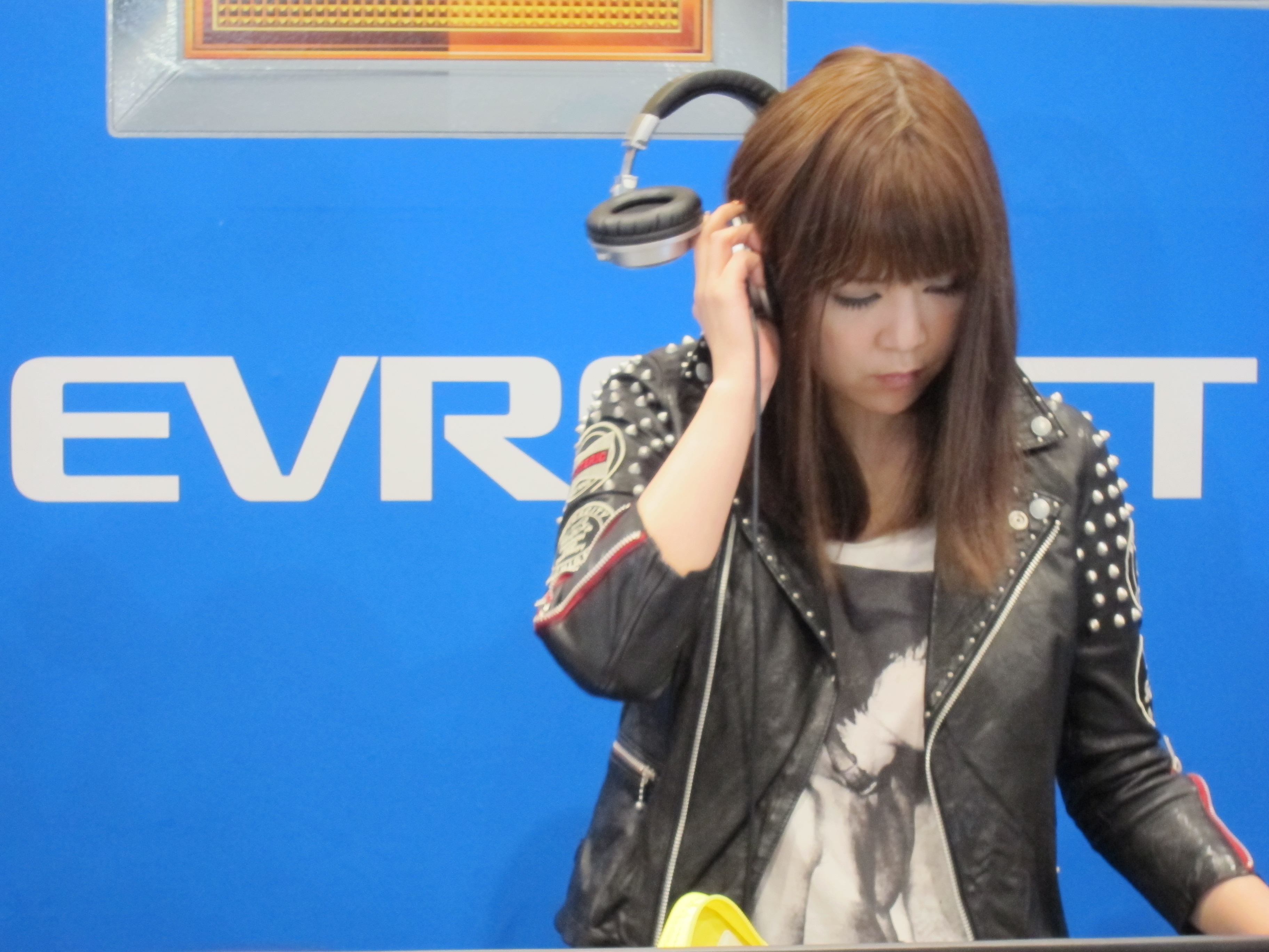 シボレーDJ YOKO YAZAWA4 画像｜矢沢永吉の愛娘がシボレー・ブースに登場!!【東京オートサロン2012】 | clicccar.com